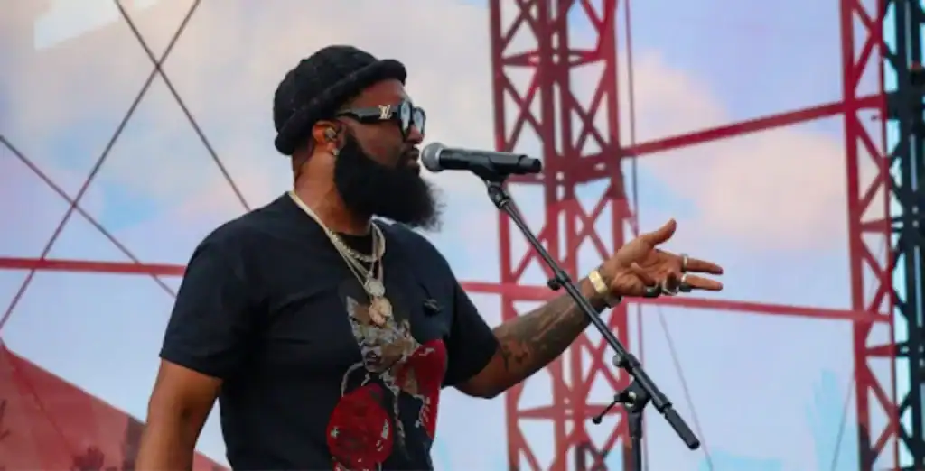 Country music lovers sang their hearts out and danced in the rain this ...