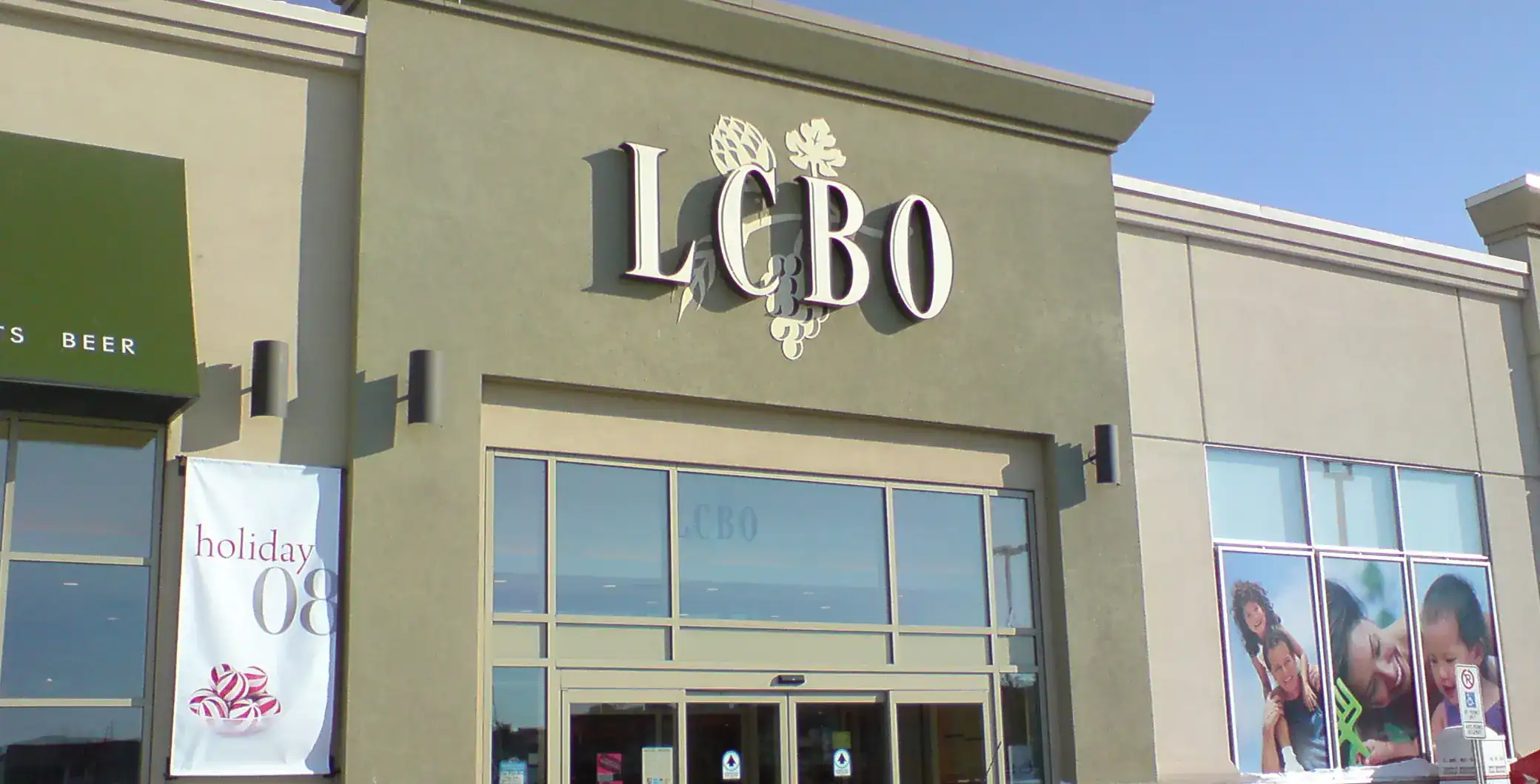 Canadians debate whether paper bags should make a comeback at the LCBO ...