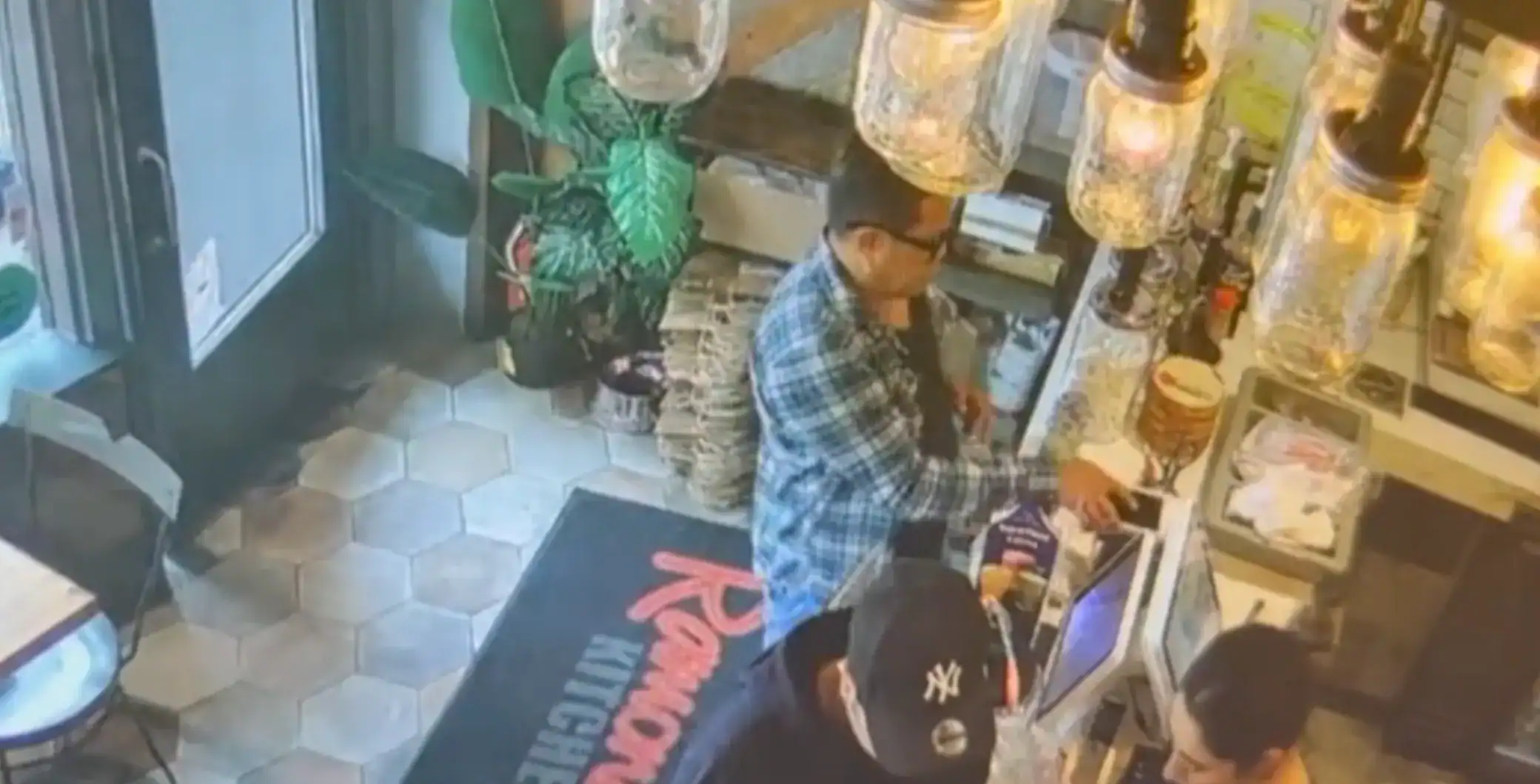 VIDEO: Suspects take $2,500 from Toronto restaurant after swapping their POS machine - NOW Toronto