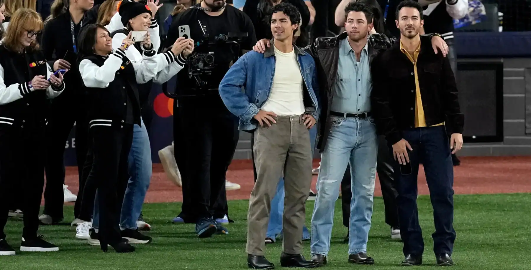 Daniel Caesar announces surprise free North American tour with Toronto ...